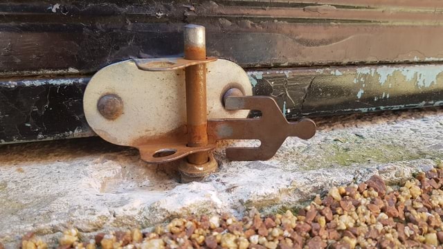 This garage latch looks like a human - iFunny