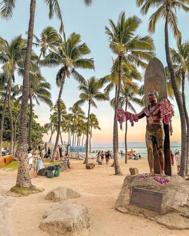 The beauty of Waikiki Beach with the iconic Duke statue Did you know ...