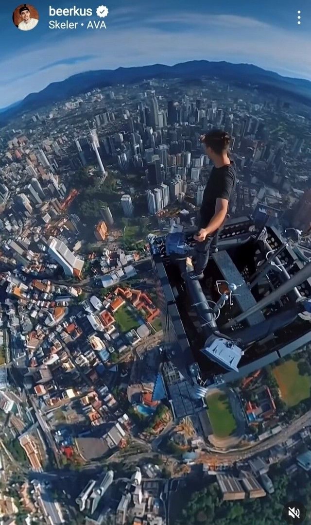 Guy climb Merdeka 118 - iFunny