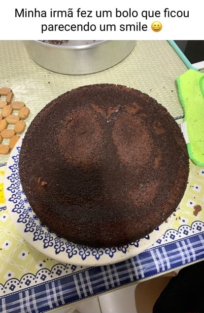 Minha irmã fez um bolo que ficou parecendo um smile - iFunny