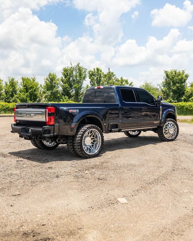 @kingpin_autosports with the 2024 F450 King Ranch on a set of 26” JTX ...