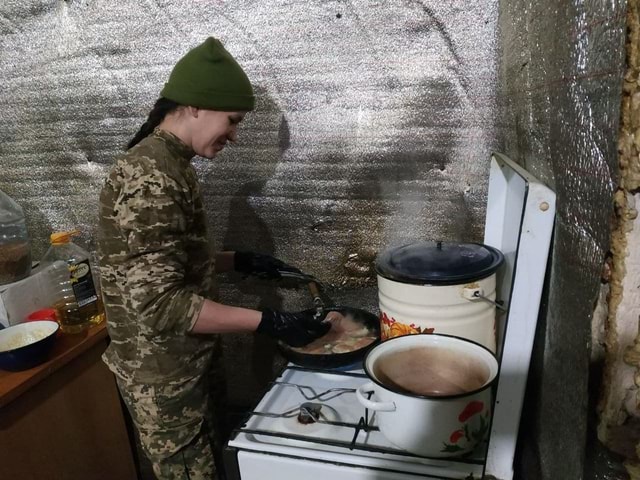 What do Ukrainian soldiers eat in the war zone, Eastern Ukraine? Joint ...