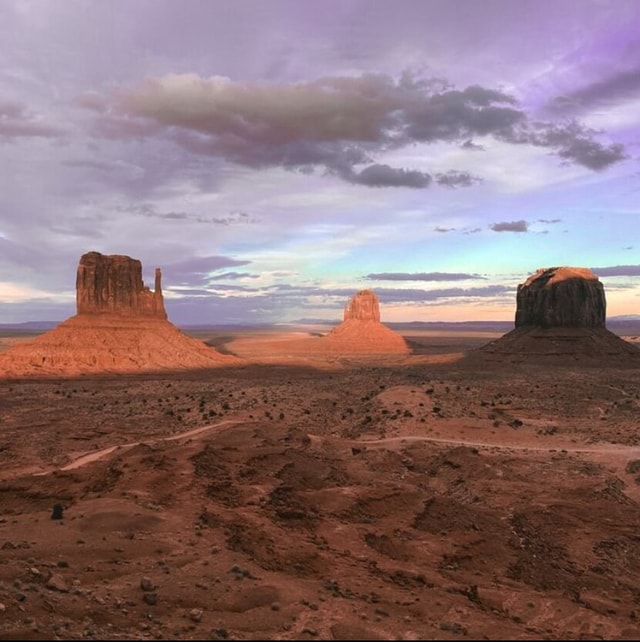 Until the last rays Enjoying the sunset in Monument Valley is possible ...