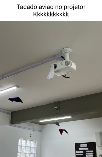 Tacado aviao no projetor Kkkkkkkkkkk - iFunny