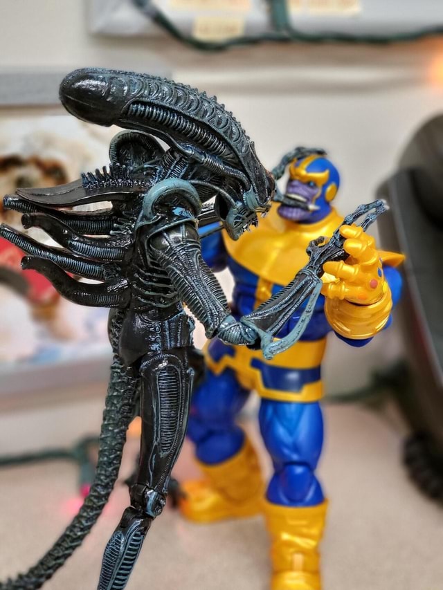 Thanos vs Aliens - iFunny