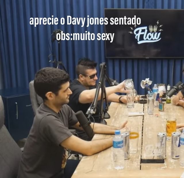 Aprecie o Davy jones sentado, obs:muito sexy - )
