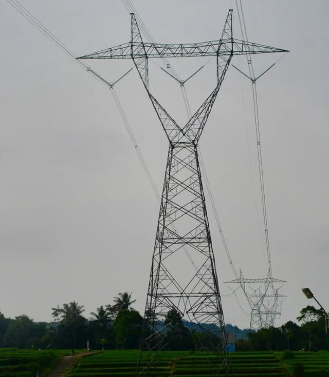 Big 500kV pylons #megalophobia #latticeclimbing #pylon #limilalspaces # ...