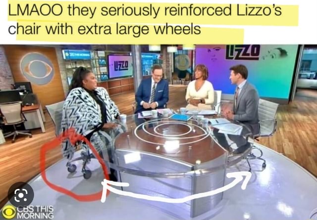 LMAOO they seriously reinforced Lizzo's chair with extra large wheels ...