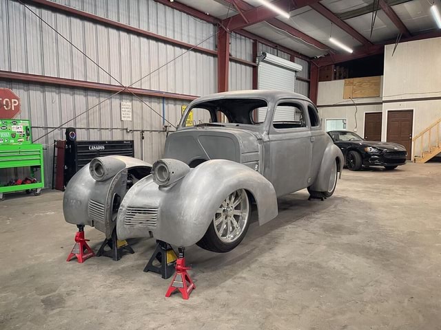 Here you can see the new shape of the fenders. Changes the aesthetic just the way I wanted and ...