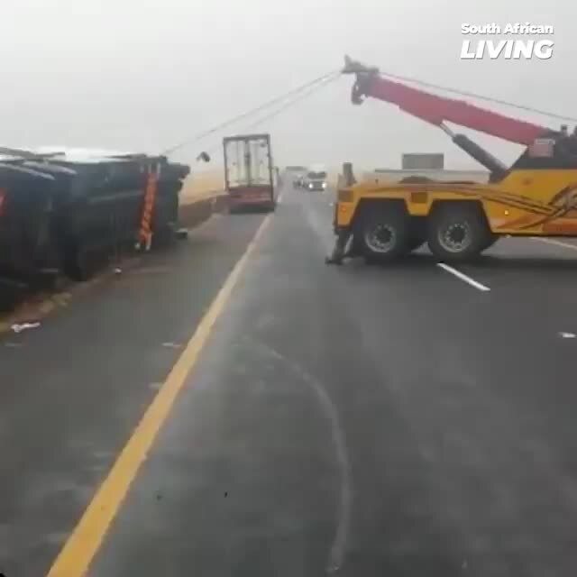 Heavy Rescue truck falls over during wreck clean up - iFunny
