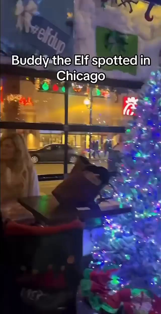 Buddy the Elf spotted in Chicago - iFunny