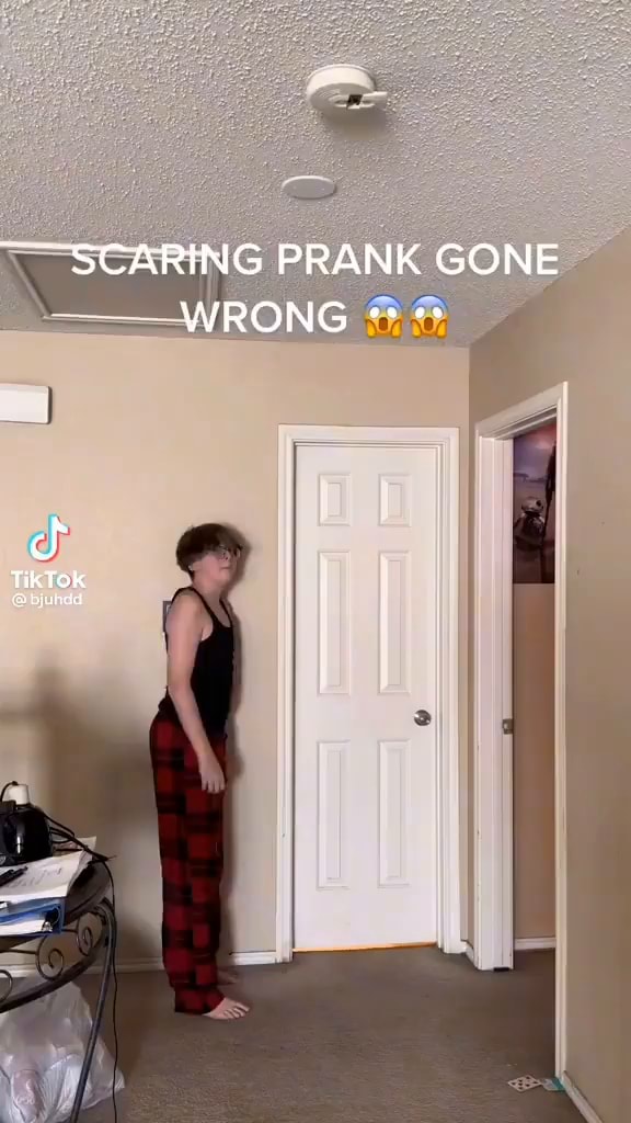 SCARING PRANK GONE WRONG Tik ToK - iFunny