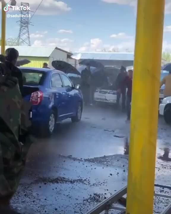 That's a deep puddle - iFunny