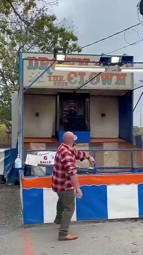 Dunk the clown. - iFunny
