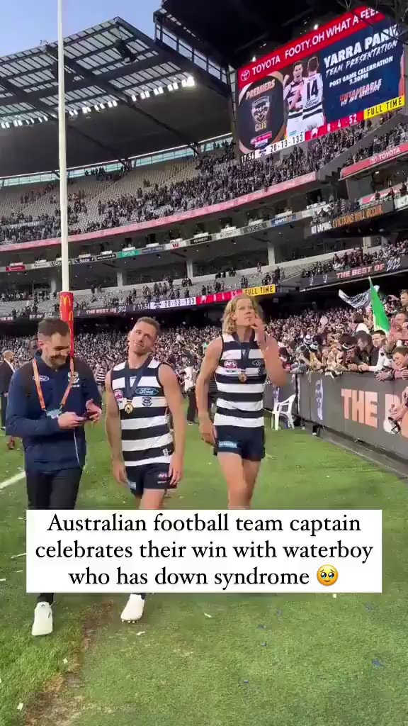 Australian football team captain celebrates their win with waterboy who ...