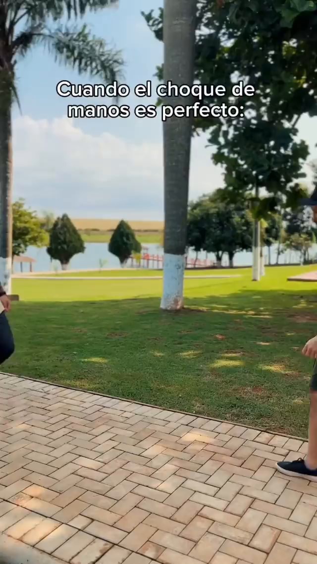 Cuando el choque de manos es perfecto: - iFunny