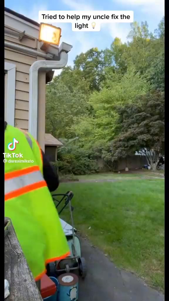 Tried to help my uncle fix the oS - iFunny