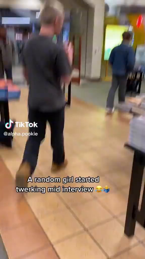 Ch TikTok oal yonkie Arandom girl started twerking mid interview - iFunny