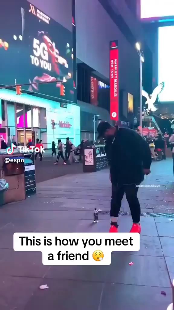 Ch TikTok @espa This is how you meet a friend @ - iFunny
