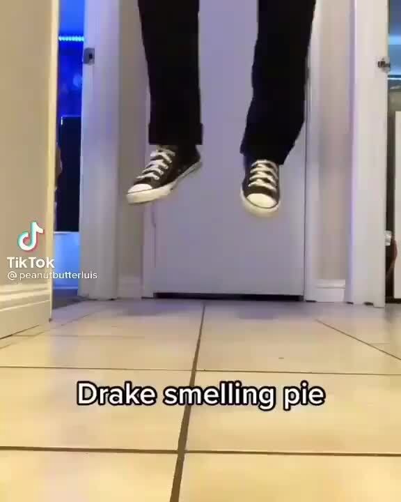 Drake smelling pie - iFunny